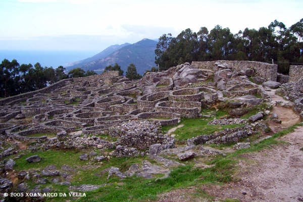 XOAN ARCO DA VELLA: CASTRO DE SANTA TEGRA - A GUARDIA
