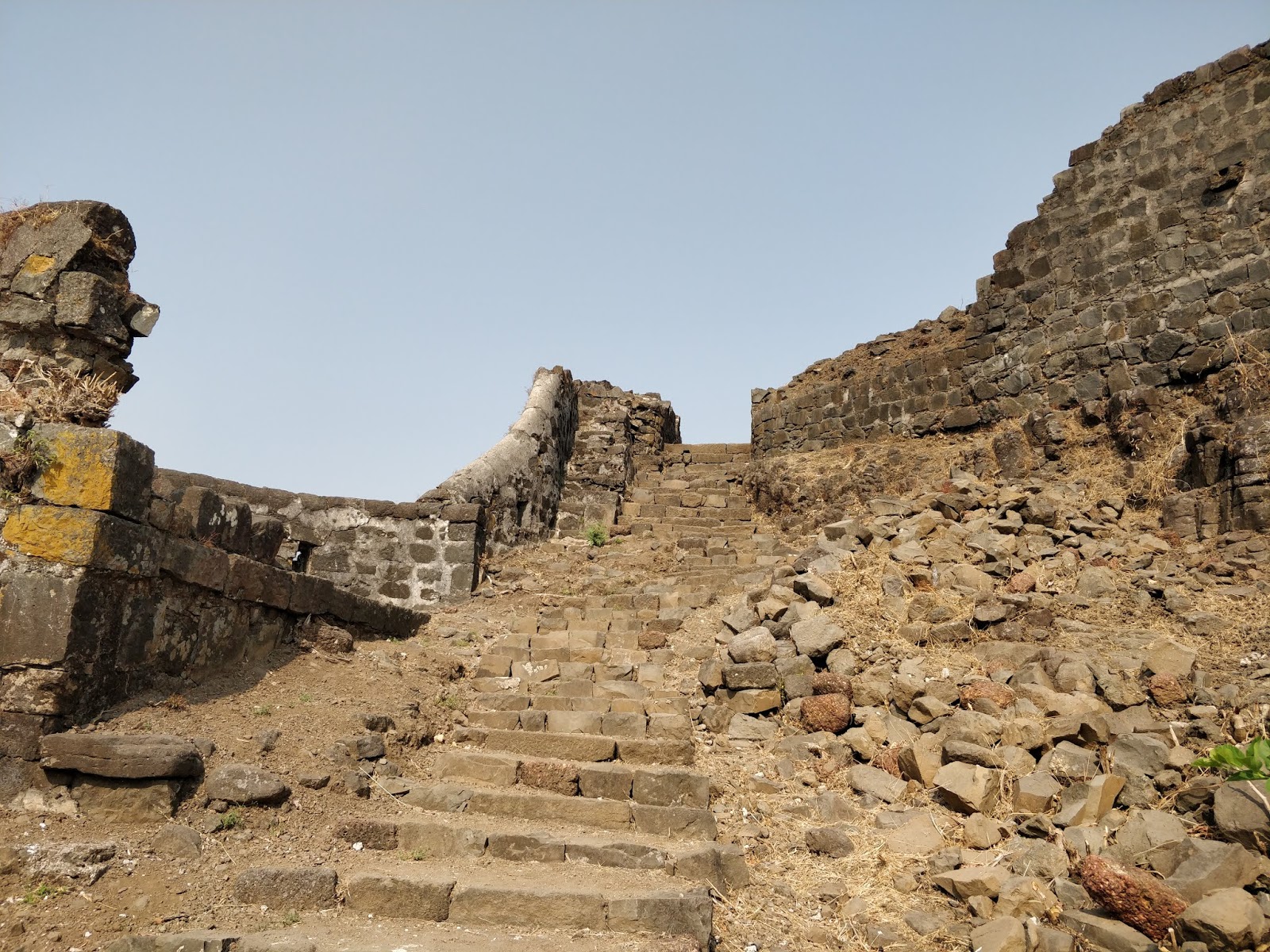 माझी दुर्गभ्रमंती...: किल्ले तळगड व कुडा लेणी (TALGAD FORT)