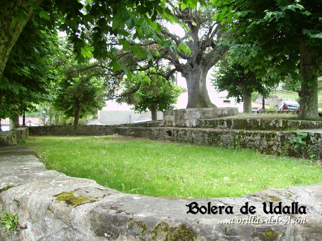Udalla (Cantabria): La Bolera y encina
