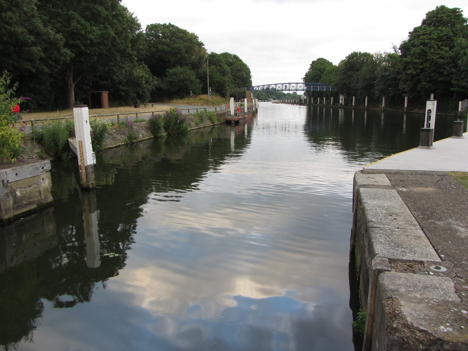 Ham Photos: Teddington Lock with flowers