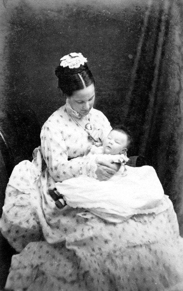 Victorian Motherhood: Lovely Vintage Photos of Mothers Posing With ...