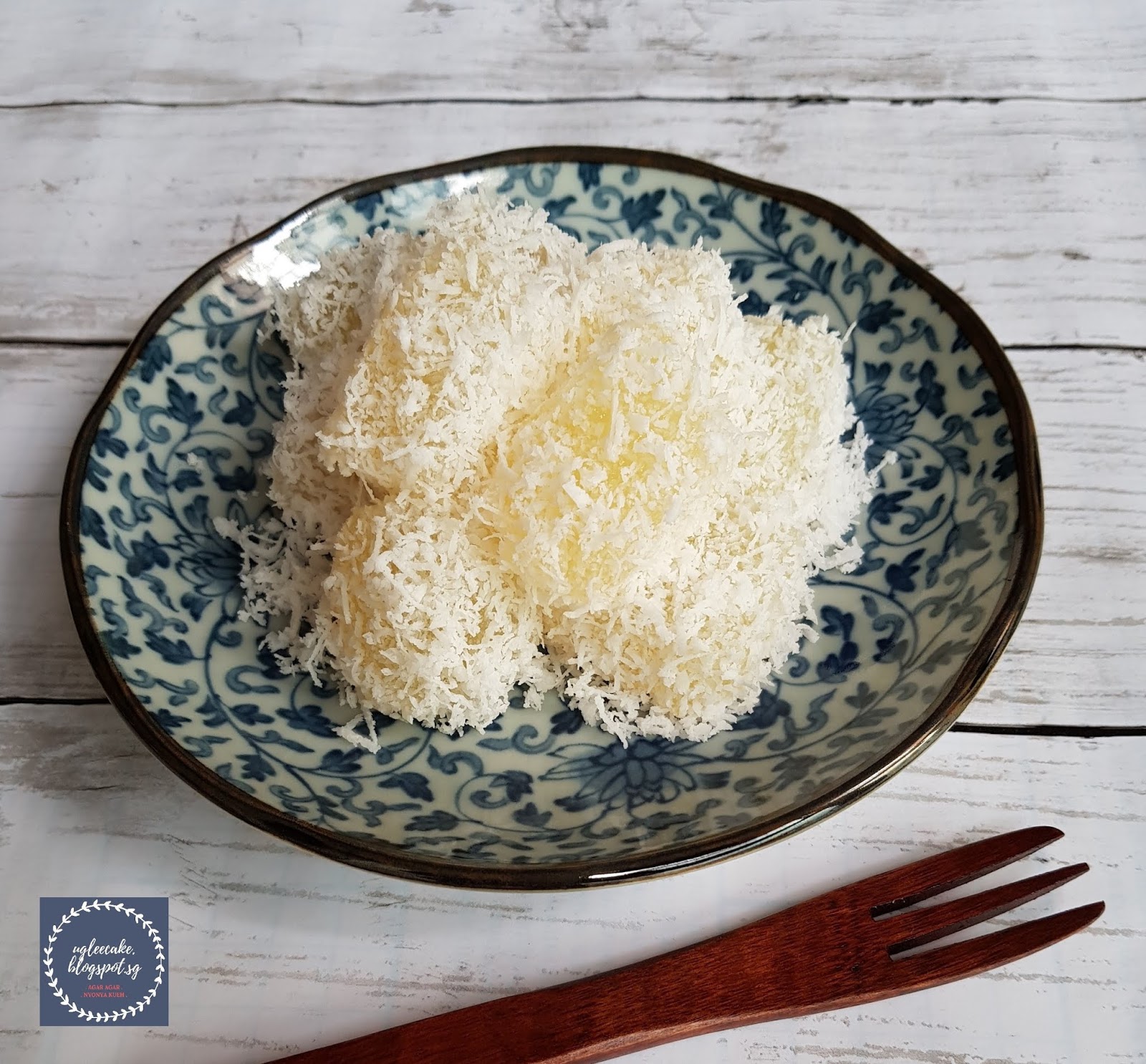 uglee cake: Steamed Tapioca Kueh with Grated Coconut