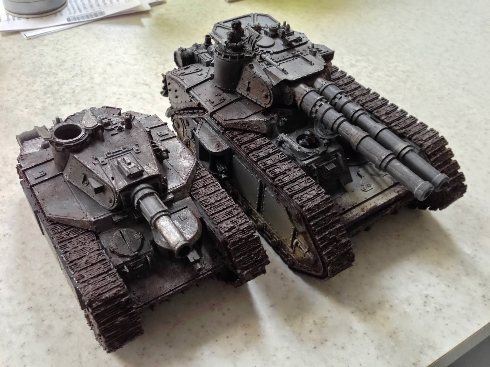 Mortian tank next to a Macharius | Warhammer figures, Warhammer ...
