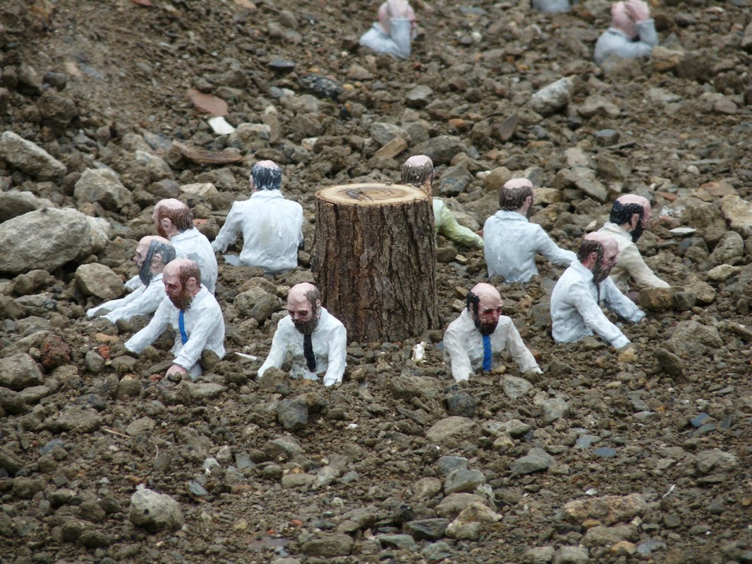 Equerre: Isaac Cordal (1974-)