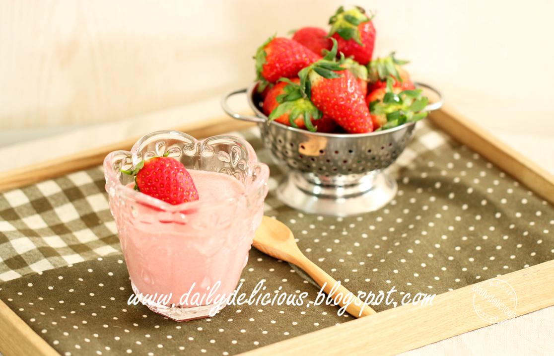 dailydelicious: Strawberry Bavarois: Easy lazy sweet!