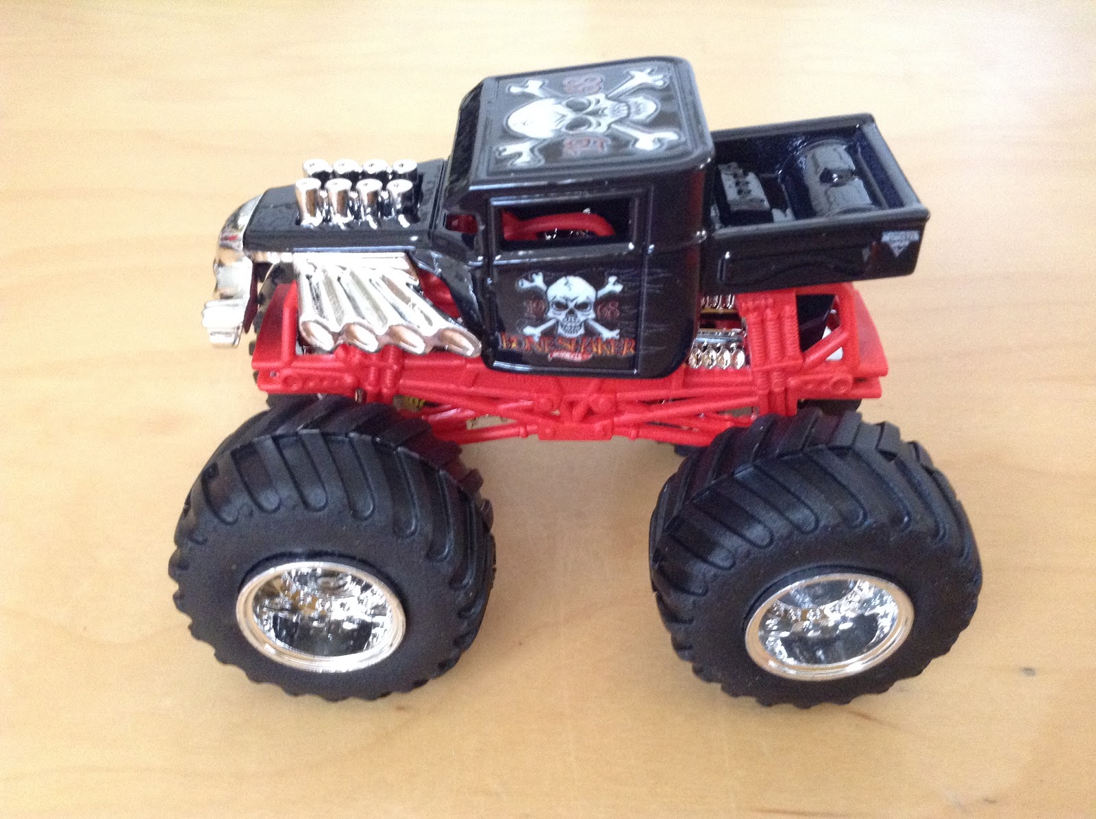 JULIAN'S HOT WHEELS BLOG: Bone Shaker Monster Jam Truck (2016)