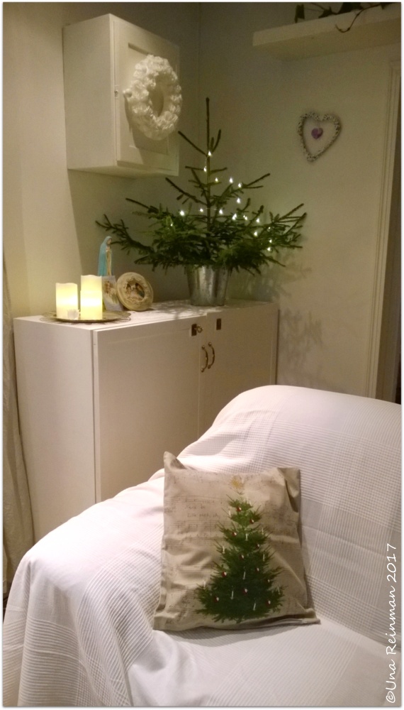 Hallatar : Pikkutalon joulua kuvina