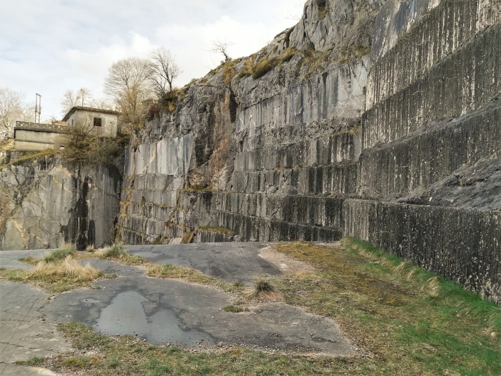 MineralesDB: Cantera de mármol de Mugarra, Durango , Bizkaia