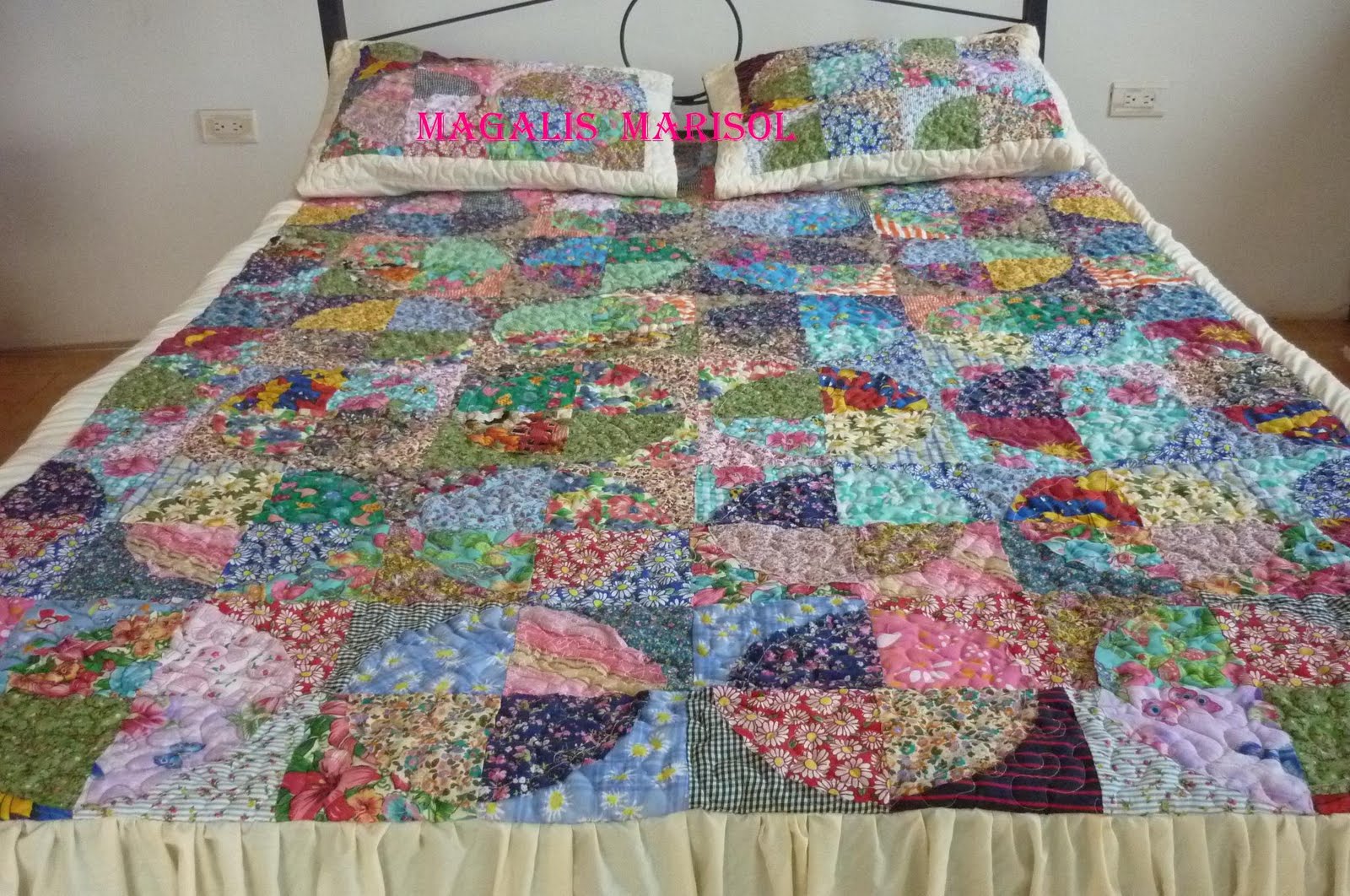 EDREDONES DE PATCHWORK Y ALGO MAS: Edredón Alocado y Algo Más....