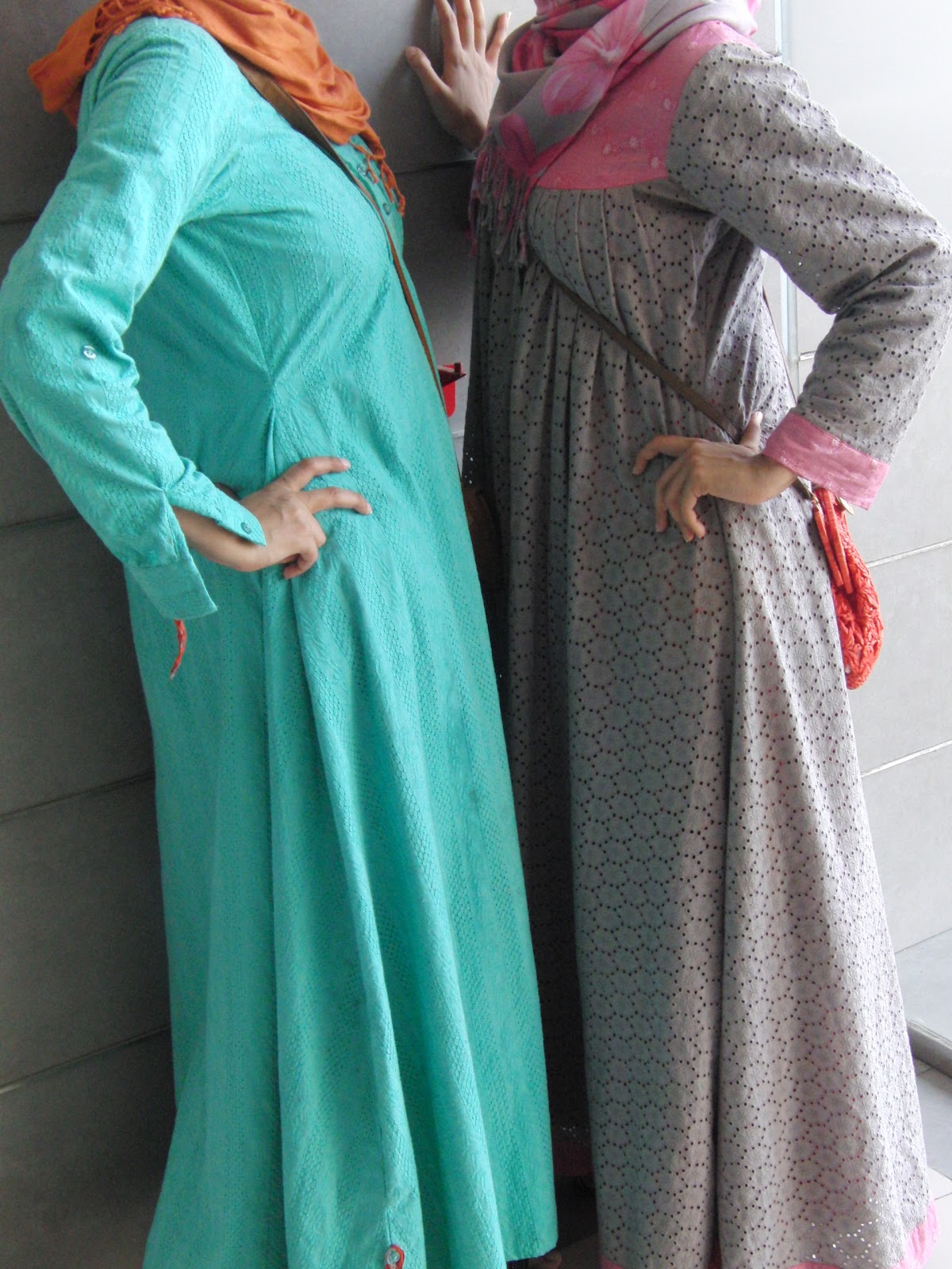 Desi's in the Arab Land: Fashion Wednesday: Colorful Abayas