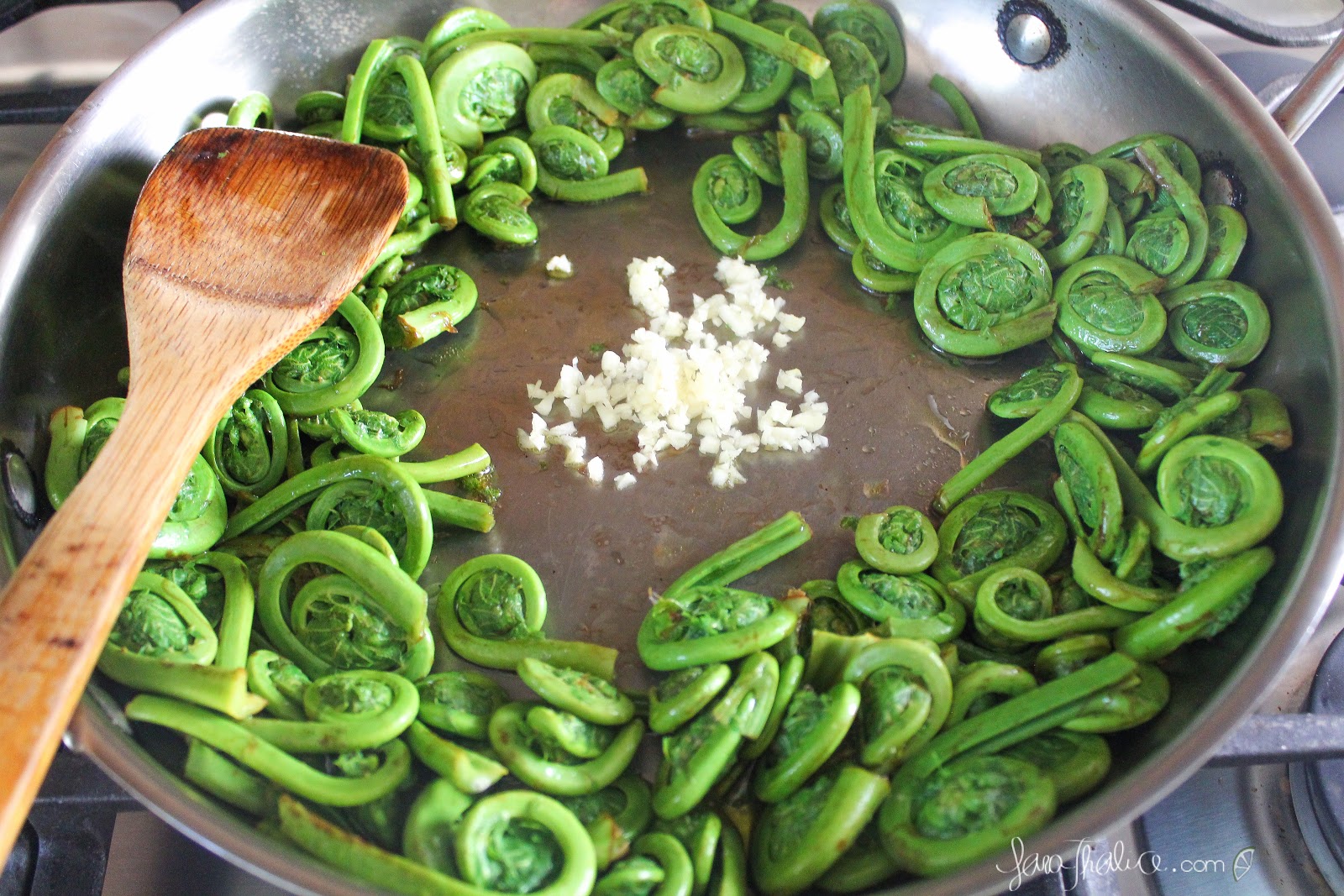 LaraThalice: Sautéed Fiddleheads