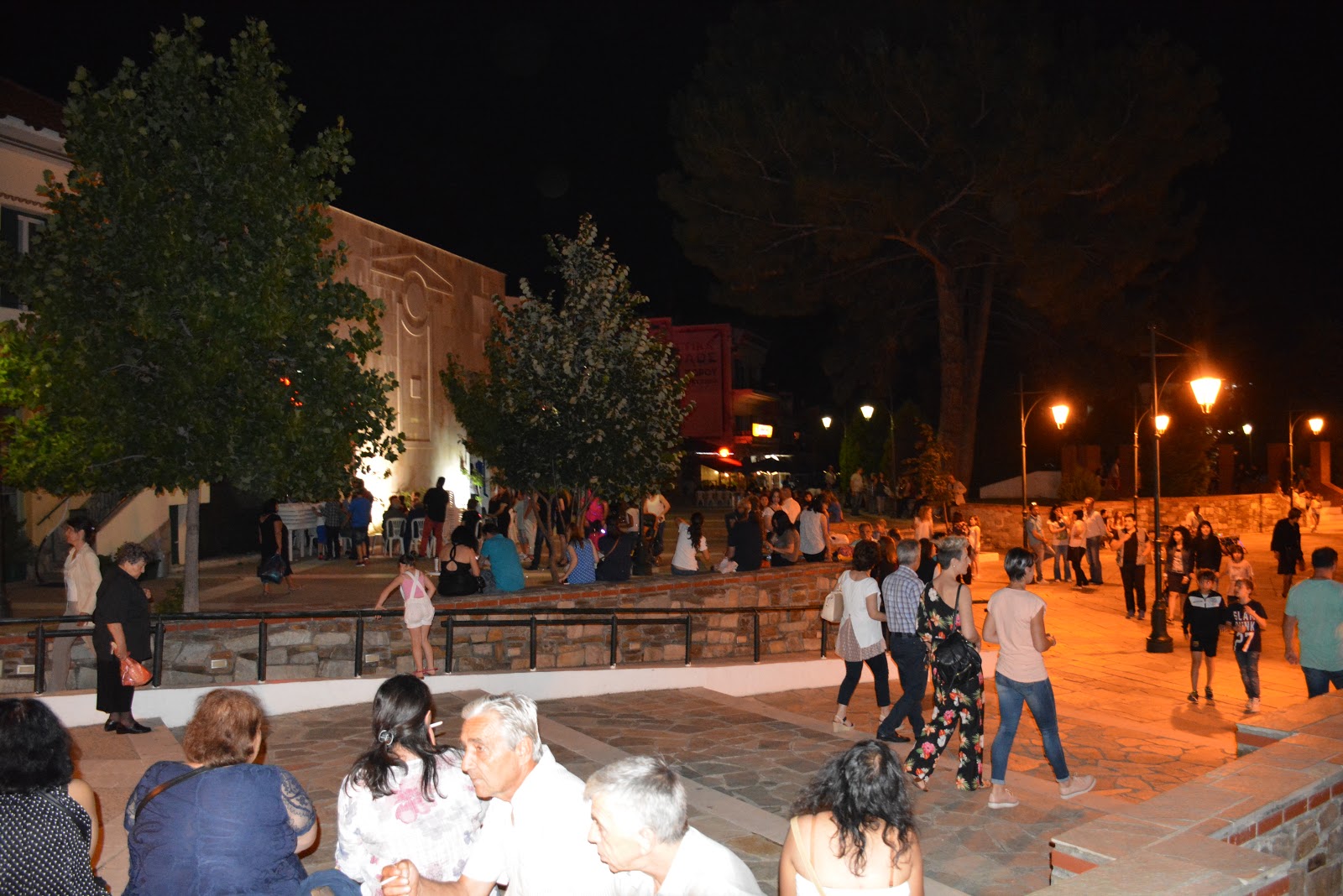 ΠΟΛΥΚΑΣΤΡΟ: Η ΚΕΝΤΡΙΚΗ ΠΛΑΤΕΙΑ ΤΟ ΒΡΑΔΥ ΤΗΣ ΠΑΡΑΜΟΝΗΣ ΤΟΥ ΑΓΙΟΥ ...