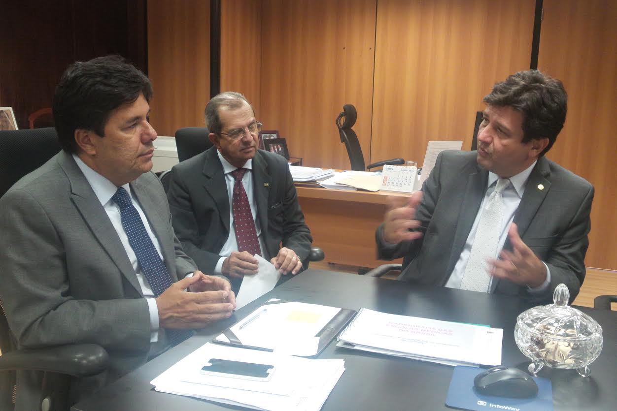 Mandetta apresenta demandas da classe médica ao ministro da Educação ...