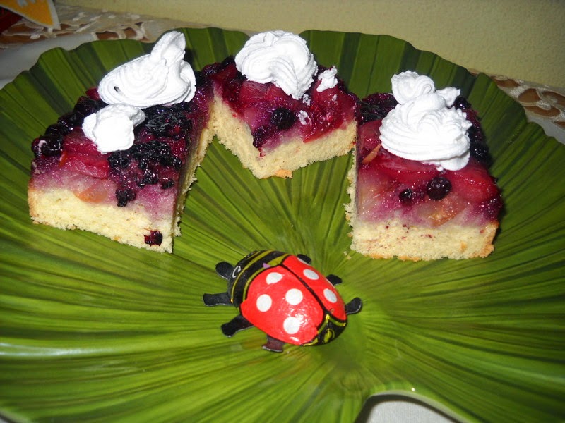 Lulu - Povesti din Bucatarie: Prajitura cu fructe si pandispan