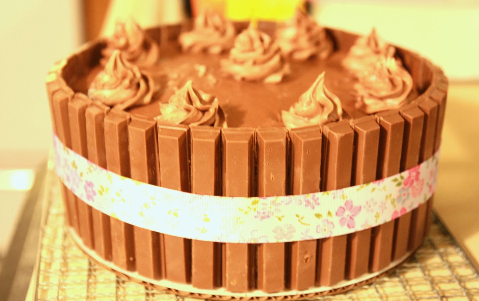 dr. sweet tooth: Kit Kat Red Velvet Oreo Madness Cake