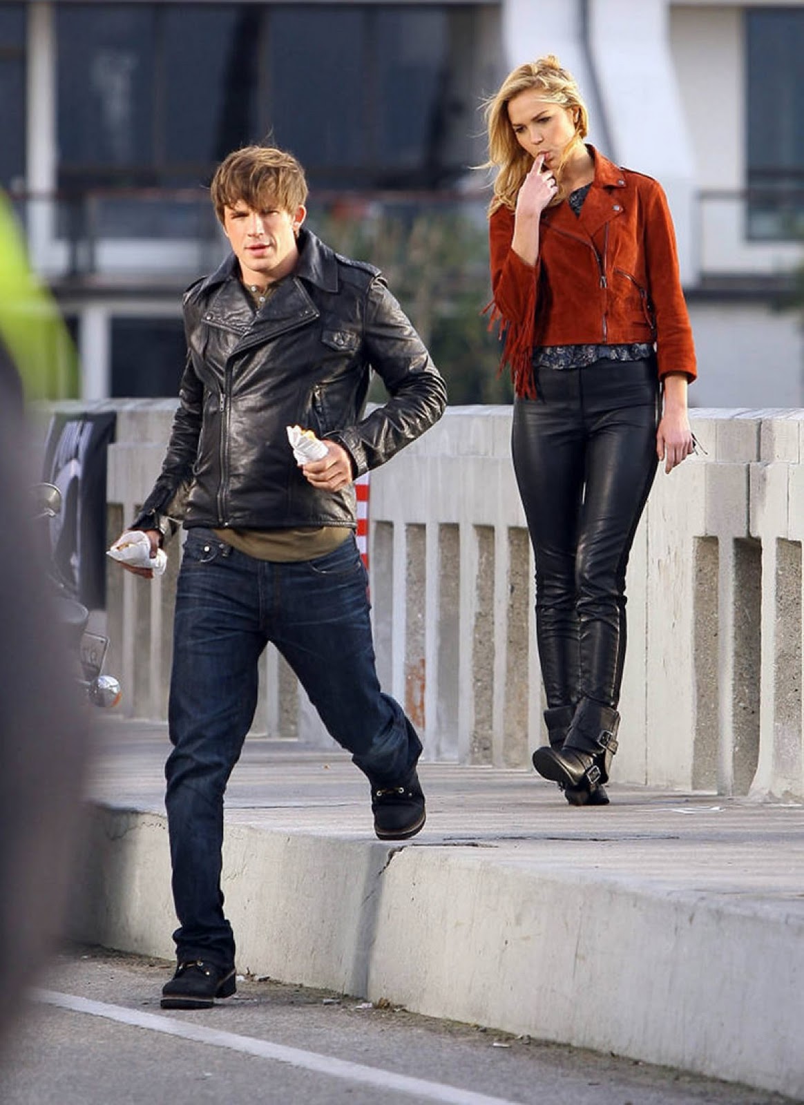 TVDestinies: Imagini cu Arielle Kebbel la filmarile 90210 - 18 Nov