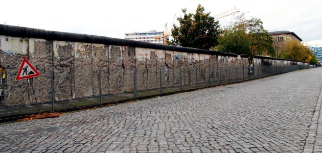 Definition of the Berlin Wall - Tourism and Travel