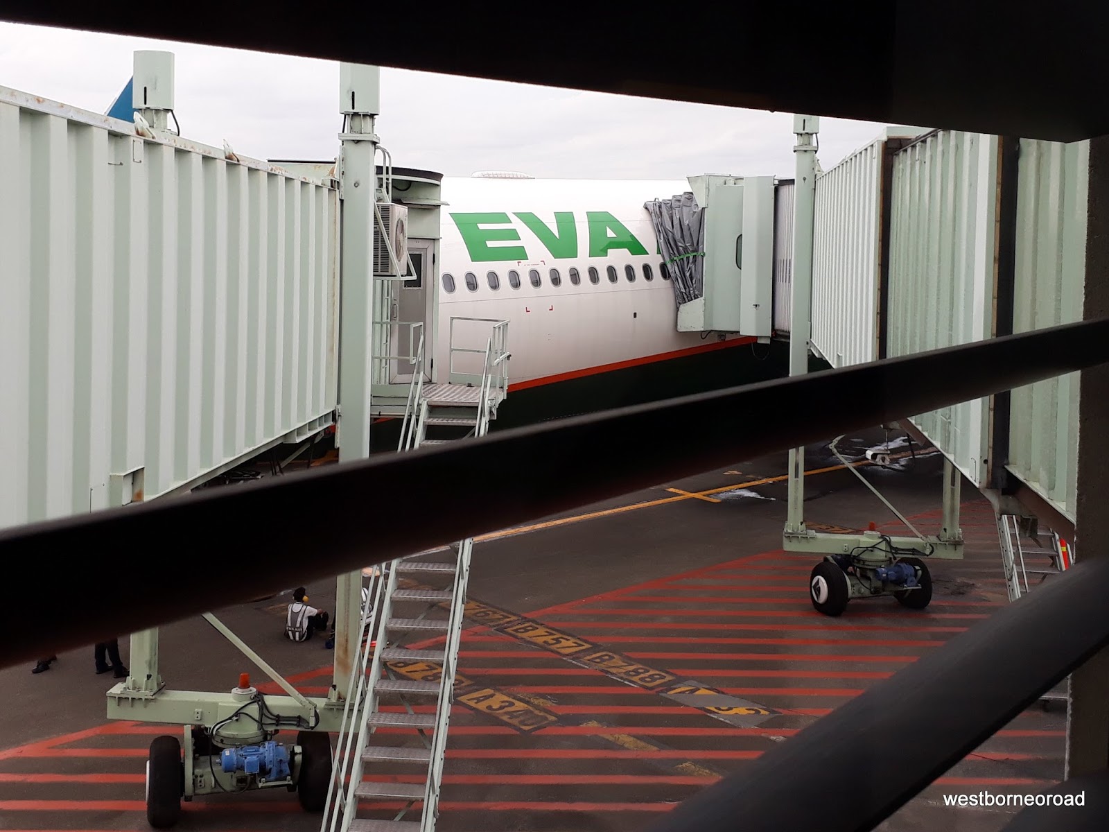Pengalaman Terbang dengan EVA Air Airbus A330-300 ke Taipei, Taiwan ...