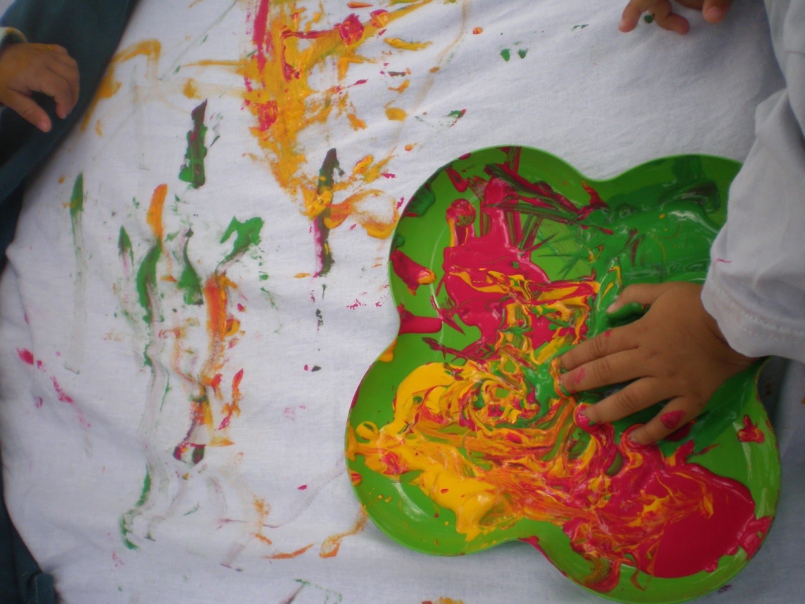 CEMEI HAYDEE MARIA PUPO NOVAES: Atividade de artes com bebês