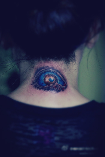 Abe Woezgack Oembaran: Eye tattoo behind the neck