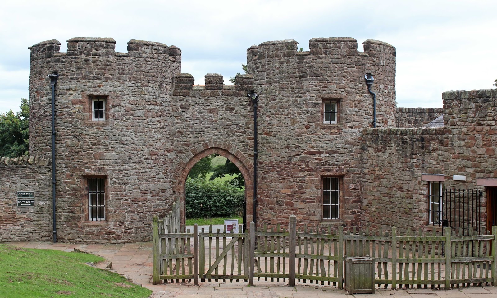 sconzani: Cheshire: the mighty Beeston Castle