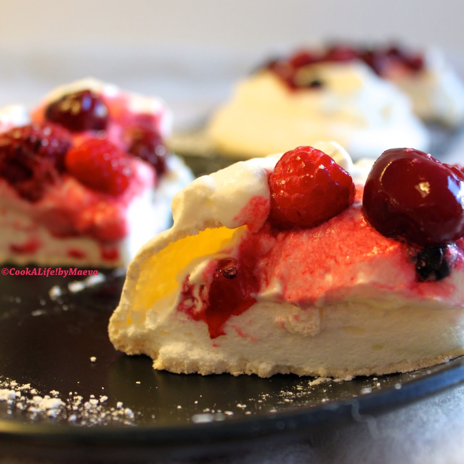 Cook A Life! by Maeva: Pavlova { meringue et chantilly } aux fruits rouges