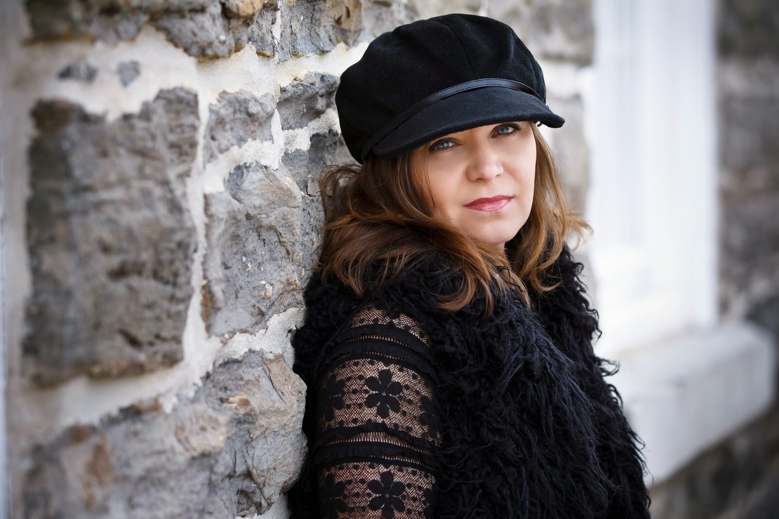 Authoress: Re-introducing Our Logline Guru: HOLLY BODGER