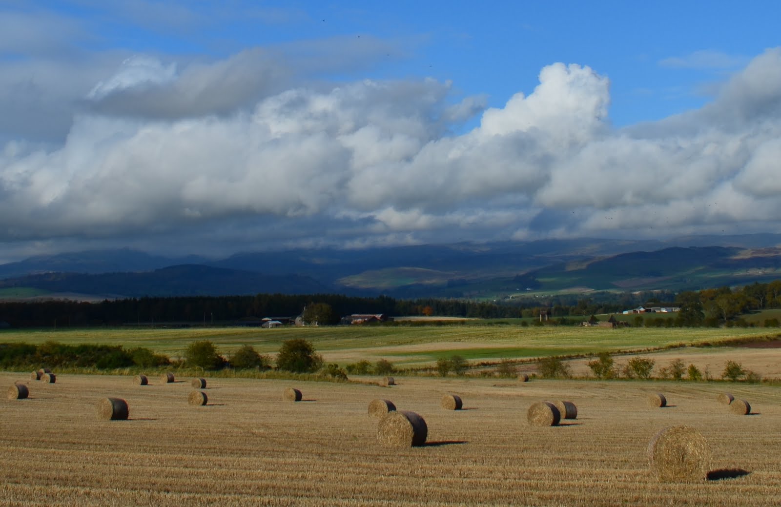 Tour Scotland: Tour Scotland Photographs Rural Strathearn Perthshire ...