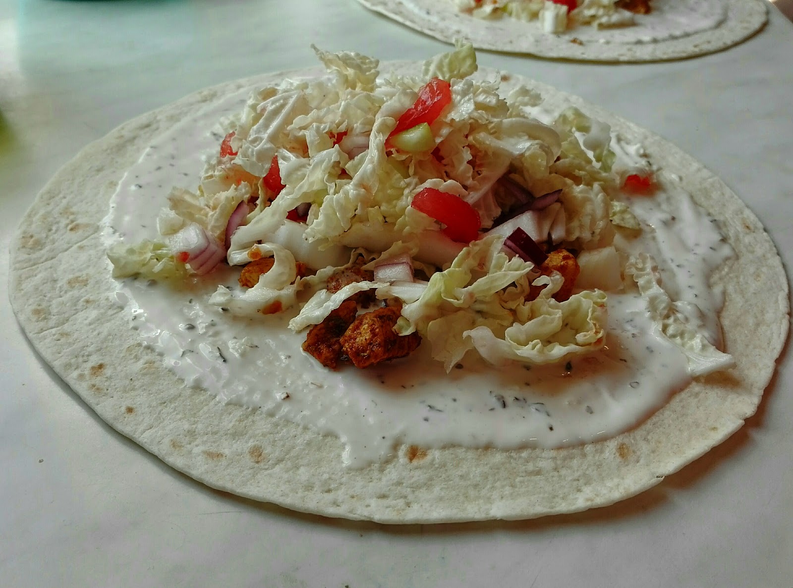 Karmelowy Biszkopcik: Gyros z kurczaka w tortilli. Pomysł na sycący obiad.