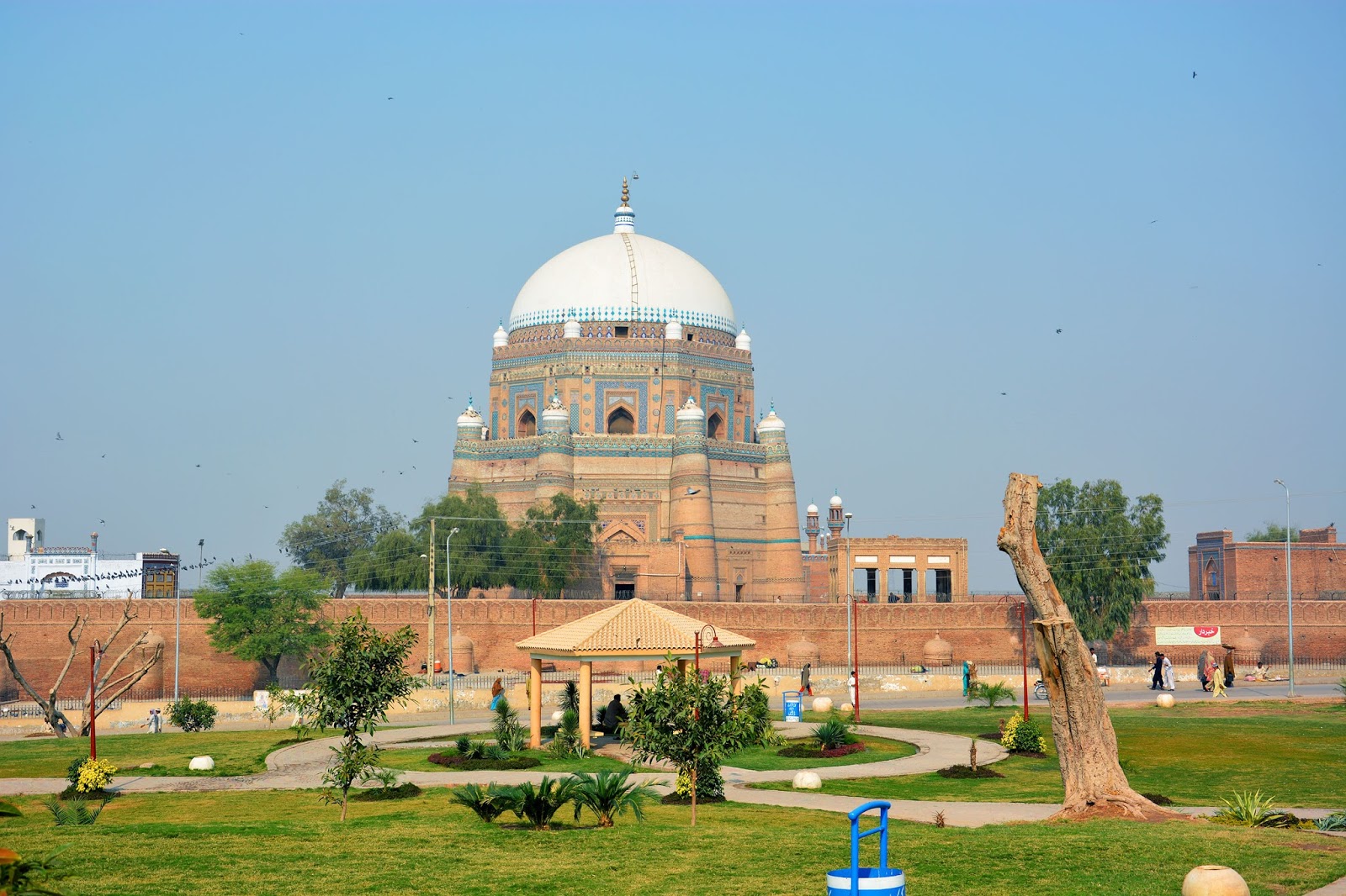 The Beauty and most beautiful places of Pakistan: Tomb Shrine of Shah ...