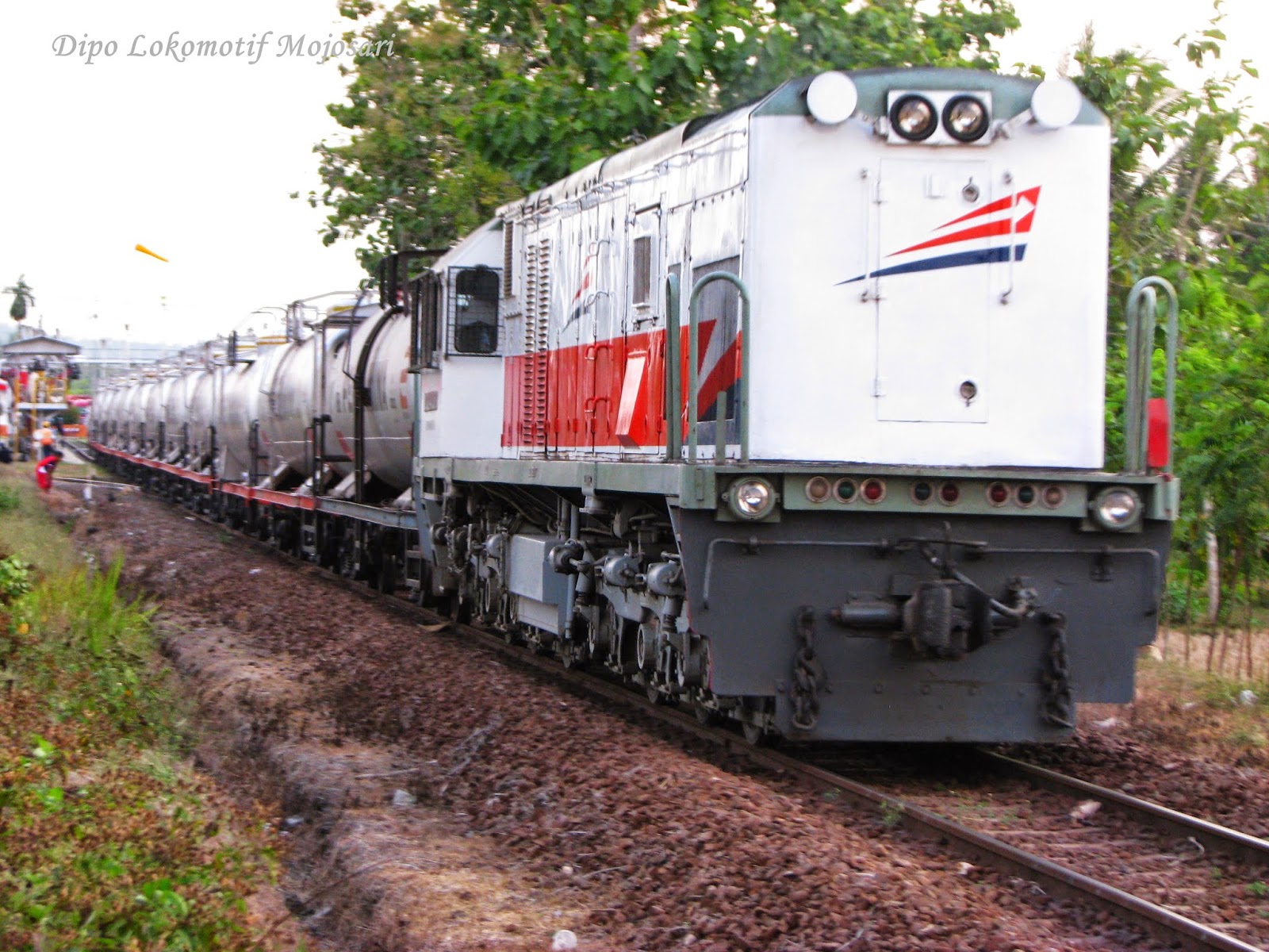 Kereta Api Indonesia: Lokomotif CC204 Melangsir Rangkaian Ketel Menuju ...