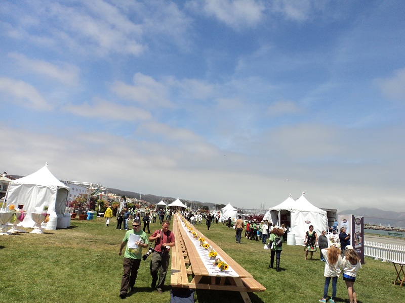 Bonggamom Finds: I sat at the World's Longest Picnic Table!