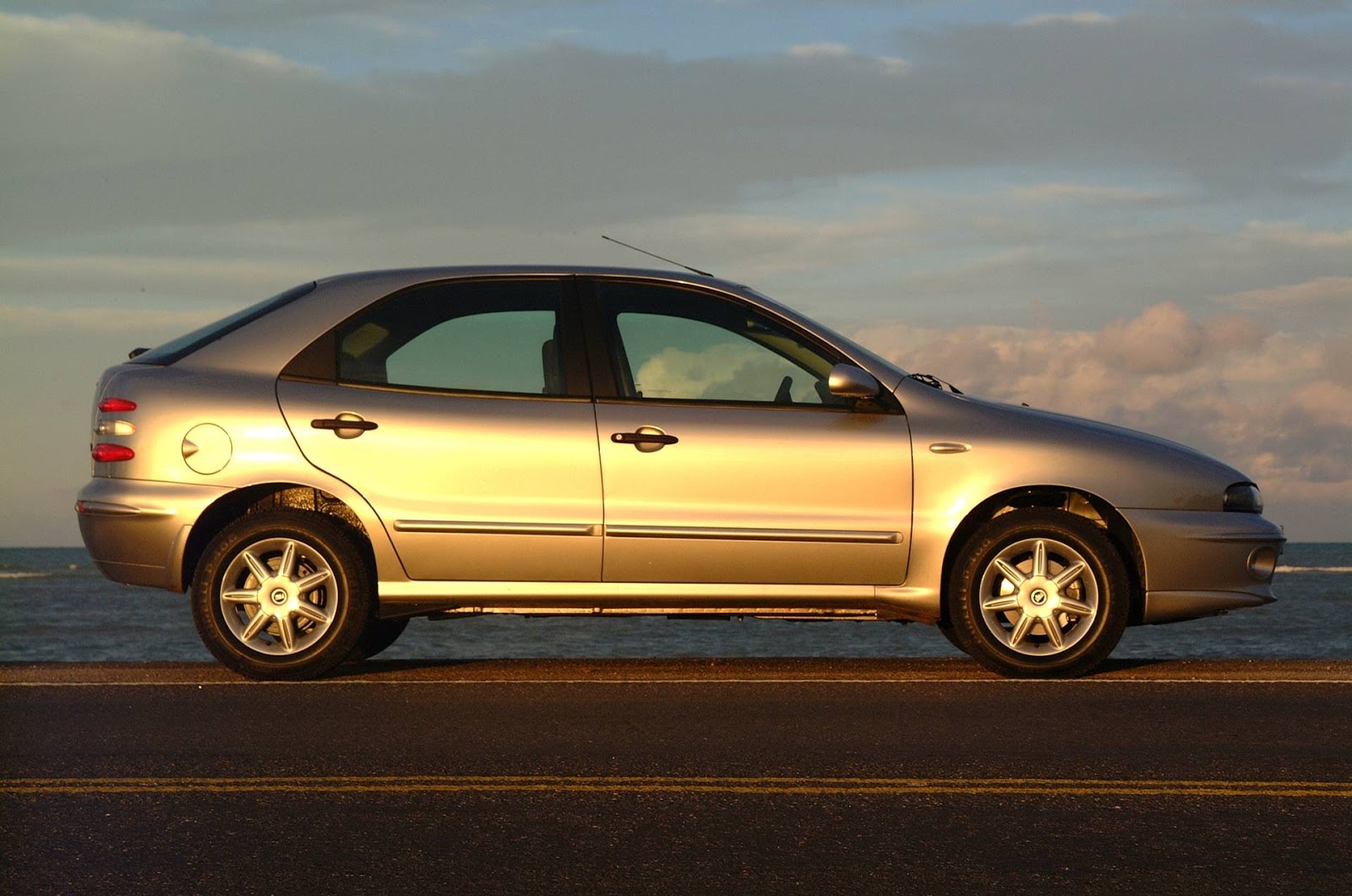 Fiat Brava: hatch médio sucessor do Tipo - fotos e histórico