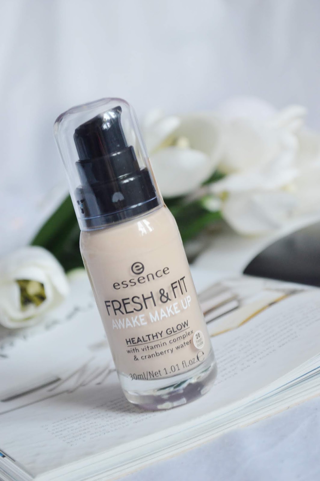 Essence Fresh Fit Awake Make Up - lekki rozświetlający podkład ...