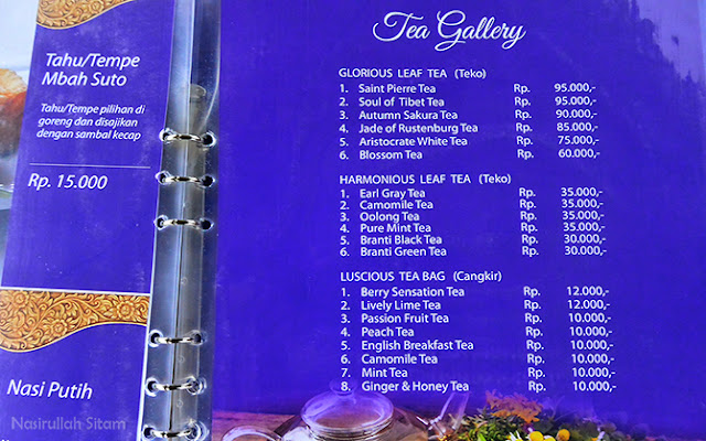 Menyeduh Teh Panas di Bale Branti Kemuning - Nasirullah Sitam