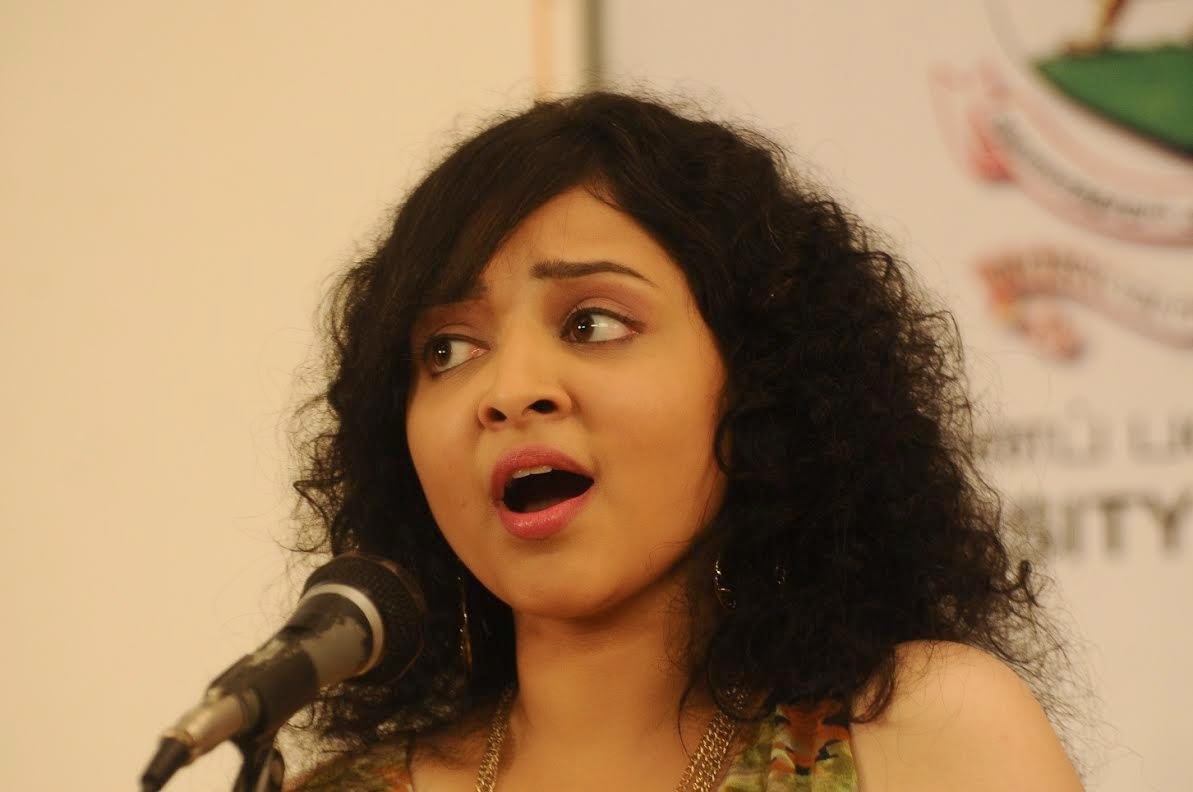 Janani Rajan new stills, photos in Vaanavil Vaazhkai Tamil movie - New ...