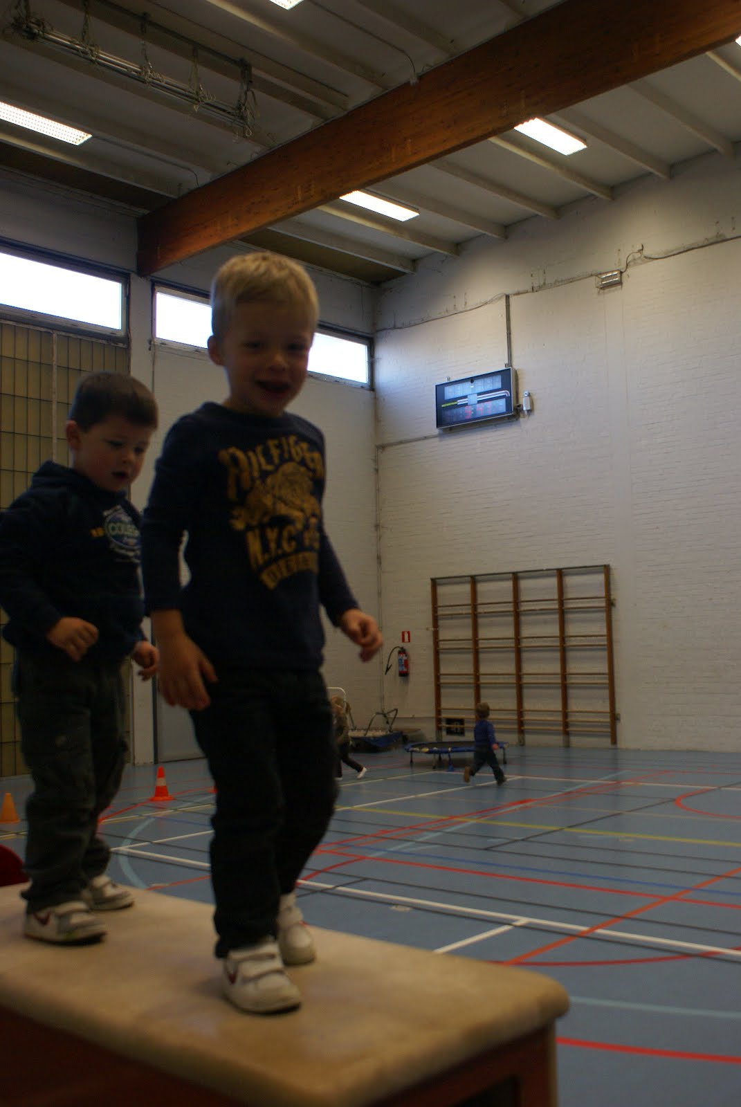 de pimpamkikkerklas: naar de turnzaal
