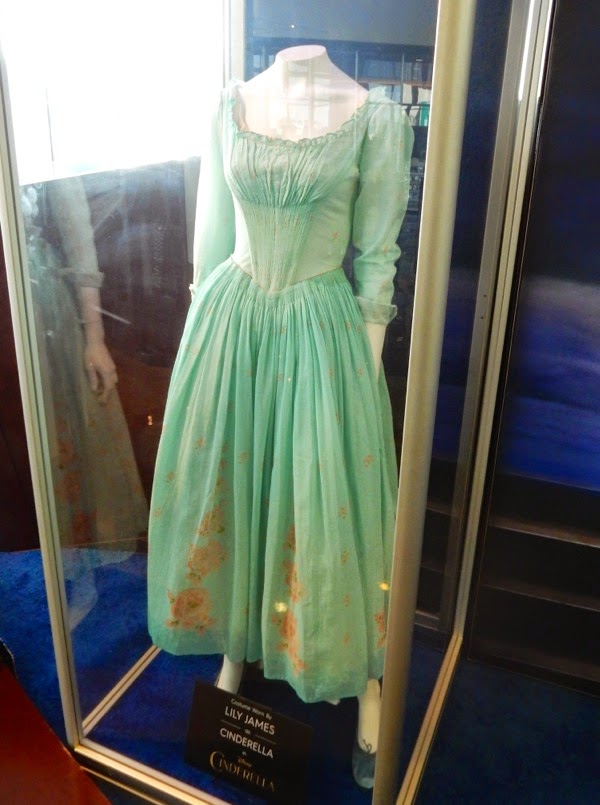 Hollywood Movie Costumes and Props: Lily James and Richard Madden's ...