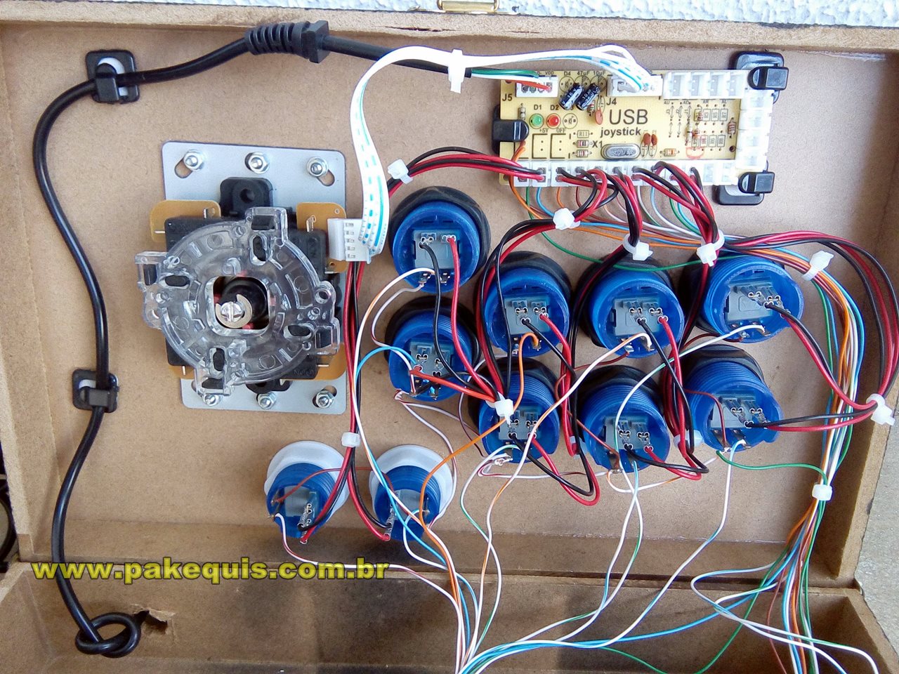 Pakéquis: Efeitos com LED nos controles Arcades