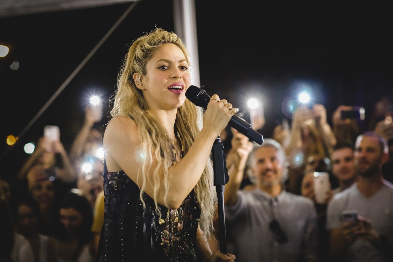 Shakira cantando en el Wynwood Yard (27/05/2017) ~ Shakira Universe