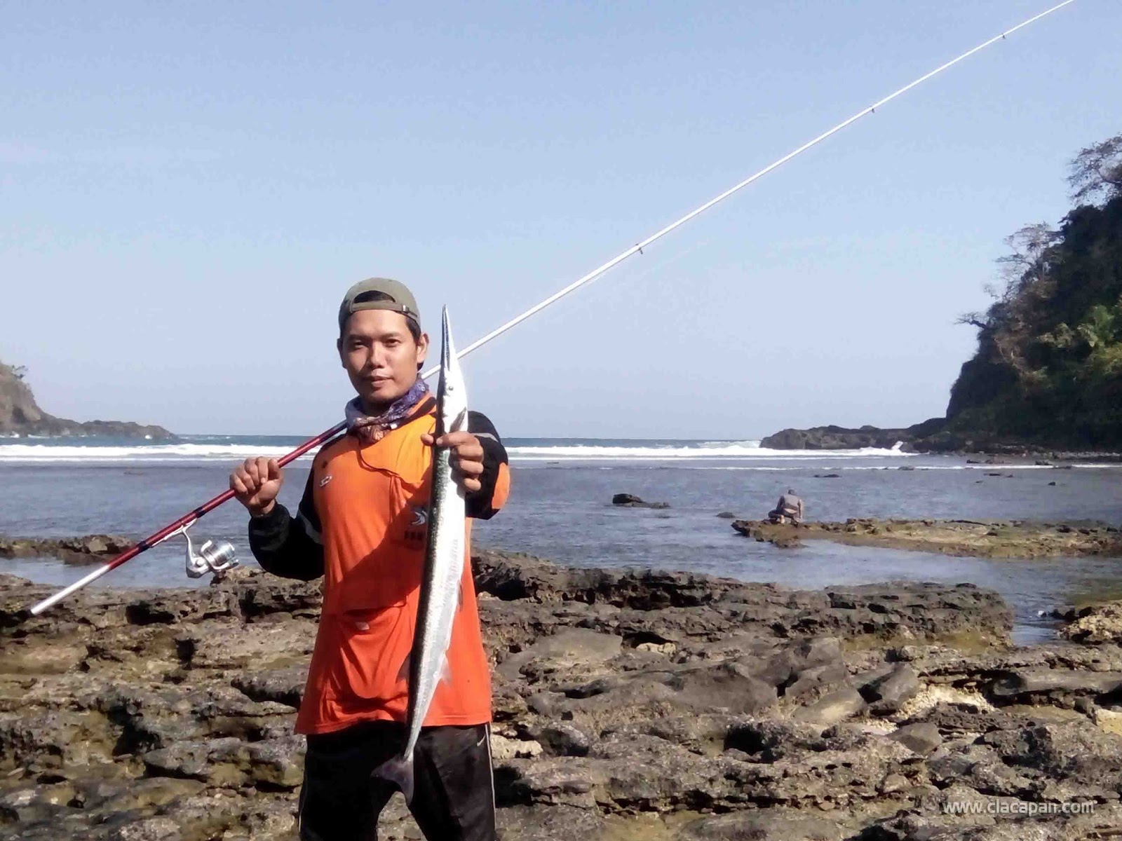 Sensasi strike mancing ikan cendro di pantai Selok Pipa Nusakambangan