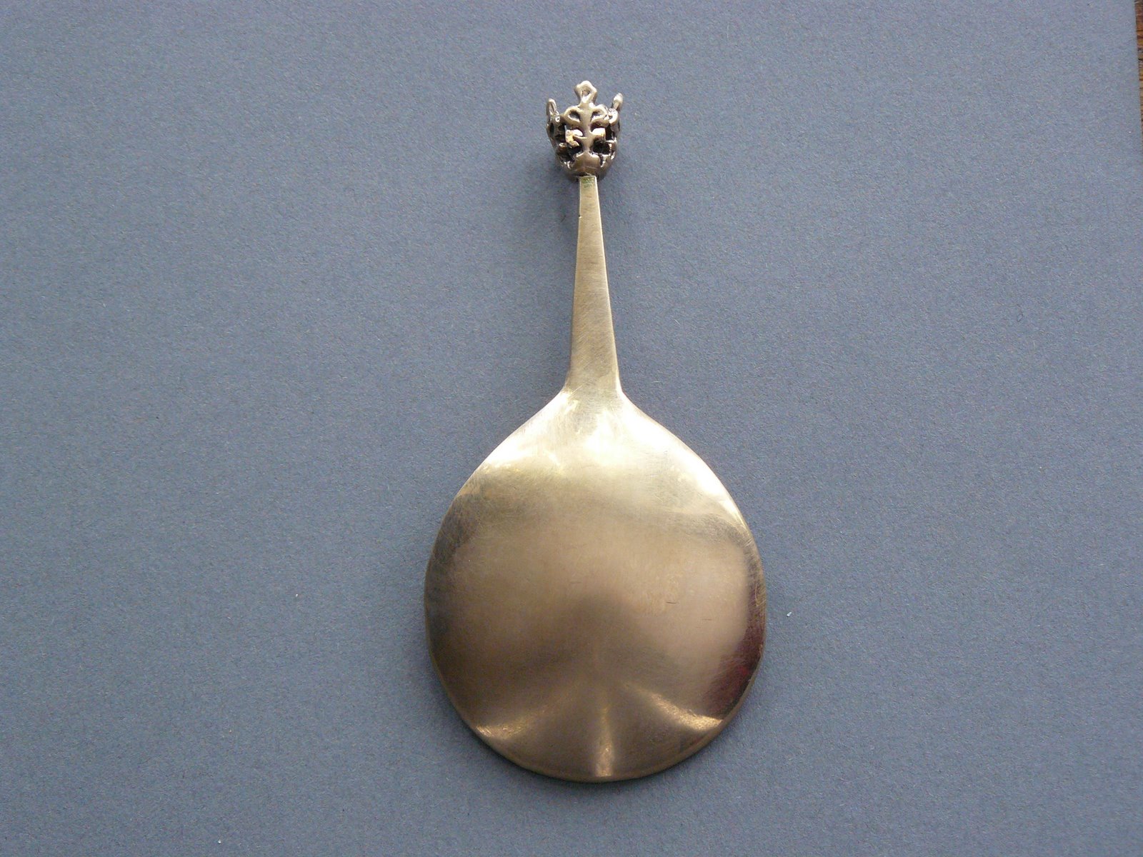 e l i g i u s: Silver crowned spoon from the Historiska Museet - next step