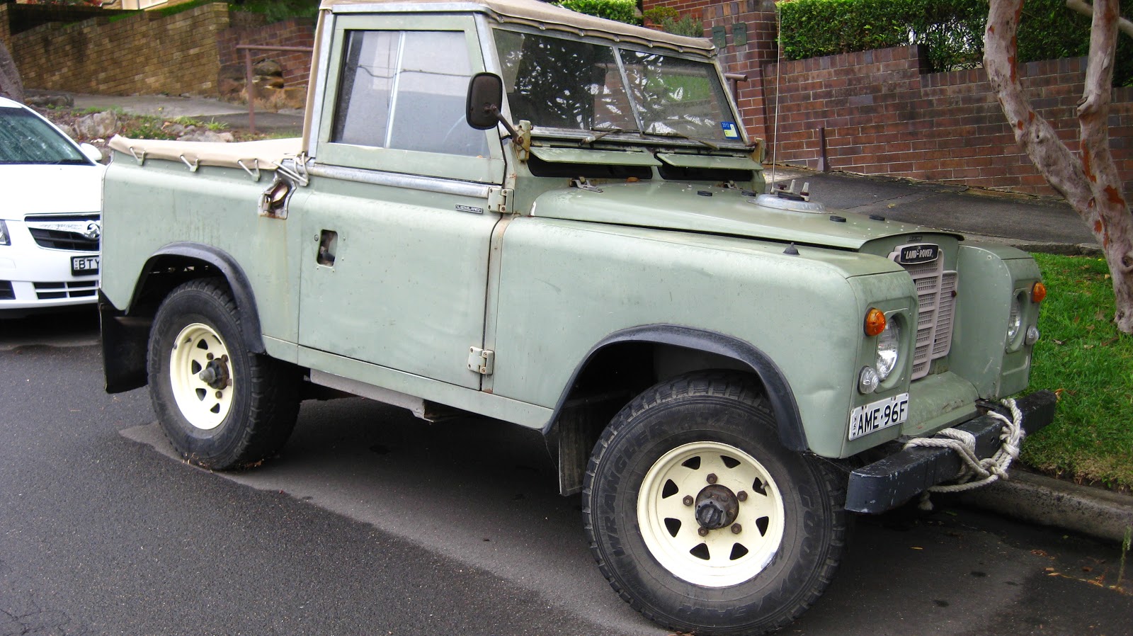 Aussie Old Parked Cars: 1975 Land Rover Series III SWB Ute