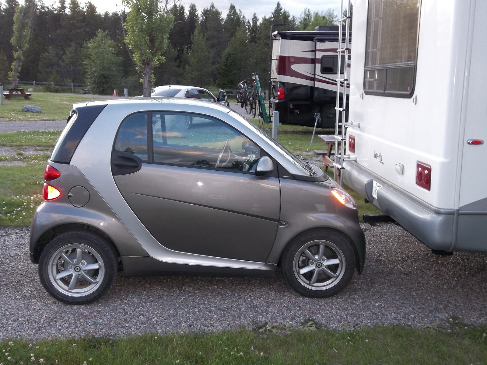 2 On the Road: HDT, Hitchhiker trailer and Smart Car
