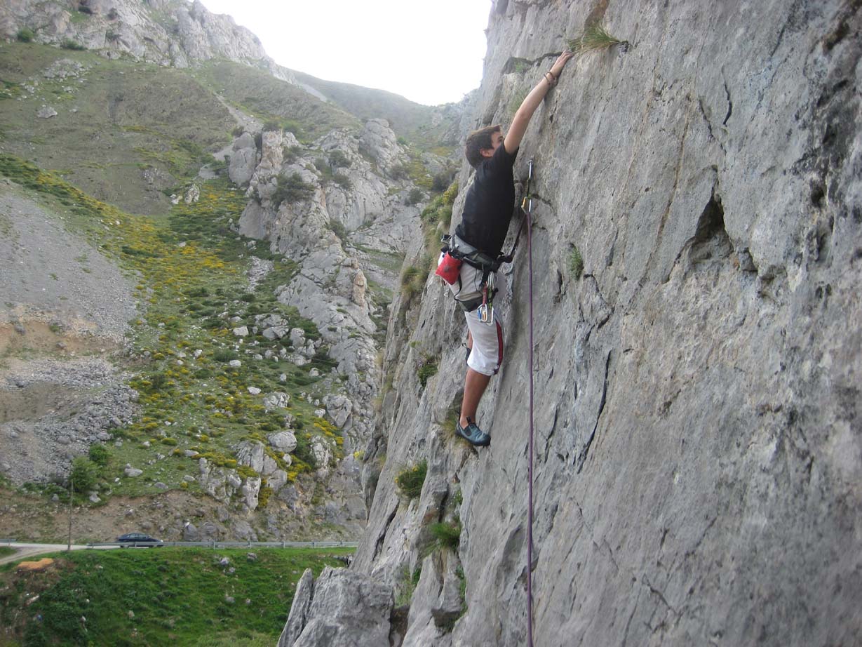 CURSOS DE INICIACIÓN A LA ESCALADA EN CANTABRIA Y ASTURIAS