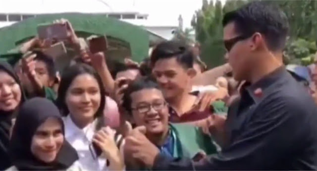 Dilarang, Istana Begitu Takut Simbol Dua Jari