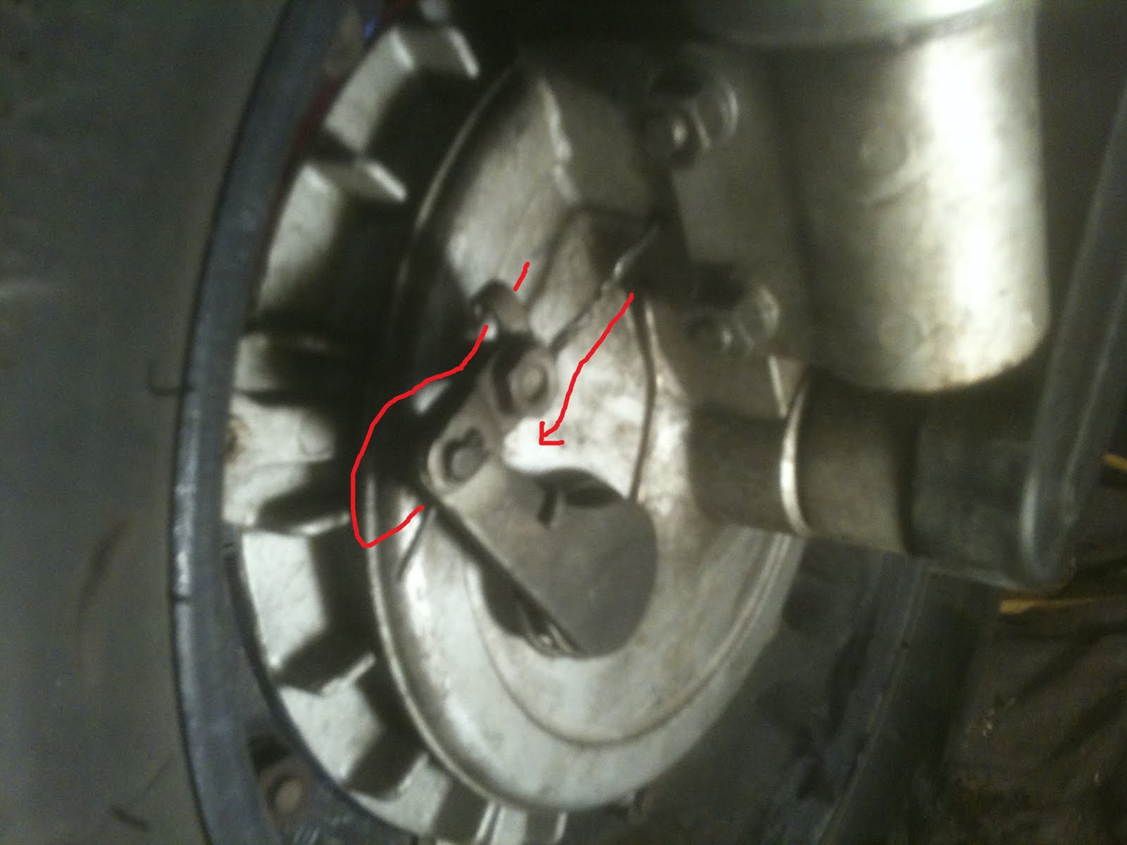 Vespa Tinkering: Front brake pad replacement - Vespa P200