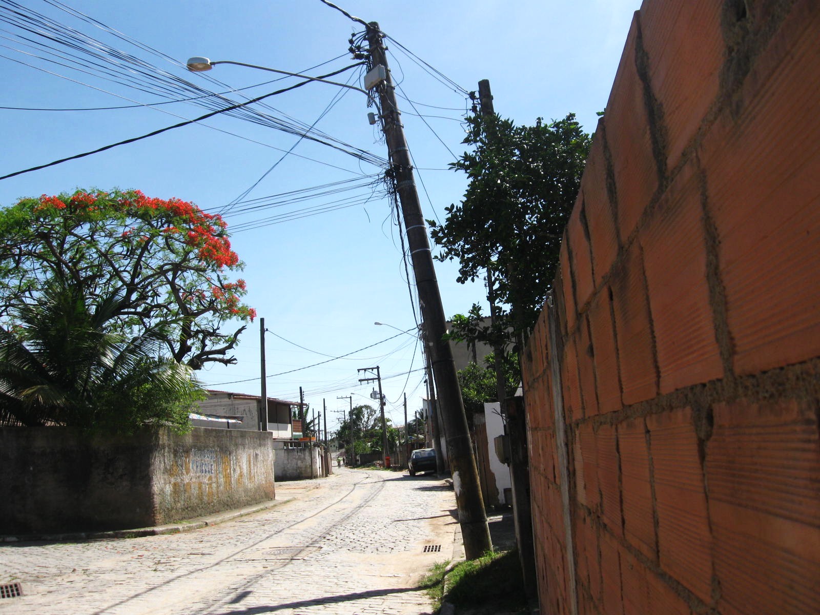 Poste de iluminação pública da AMPLA ameaça a cair no meio da rua | Rio ...