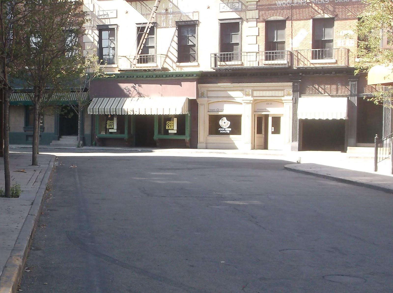 Filming Locations of Chicago and Los Angeles: Friends: Season 1