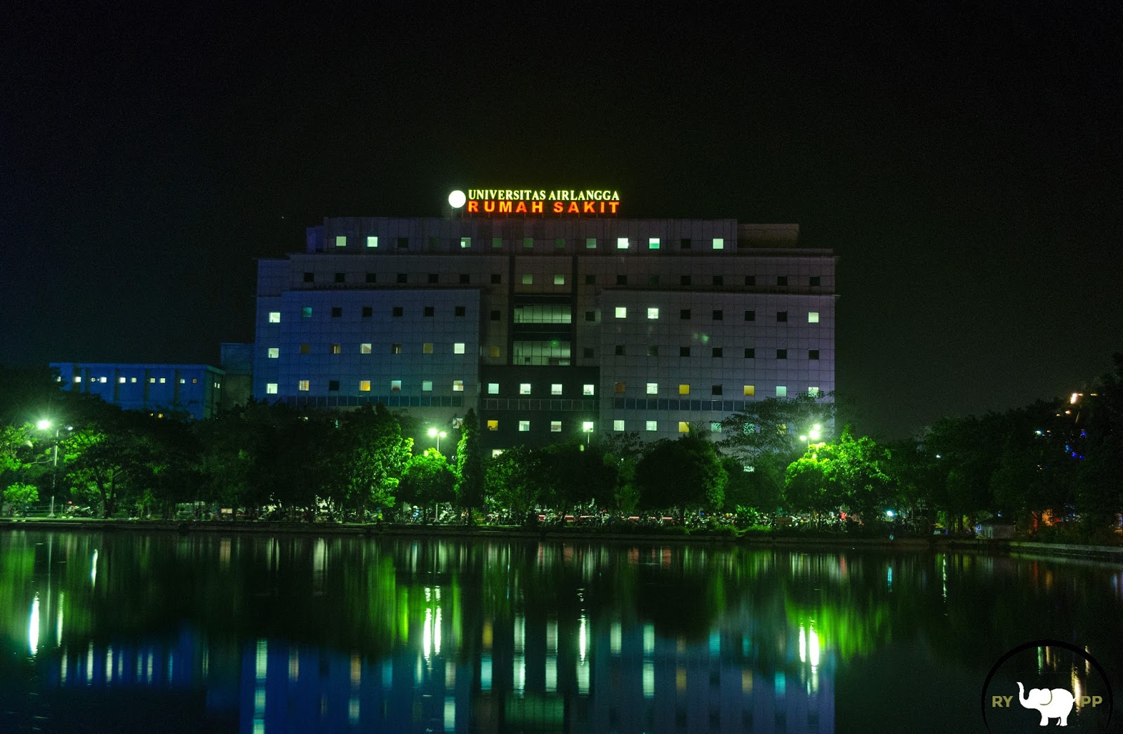 Warna biru dan kuning yang menerangi Rektorat Kampus C Unair semakin ...